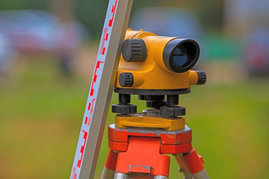Precyzja w geodezji: Dlaczego pomiary mogą się różnić i jak to wpływa ...
